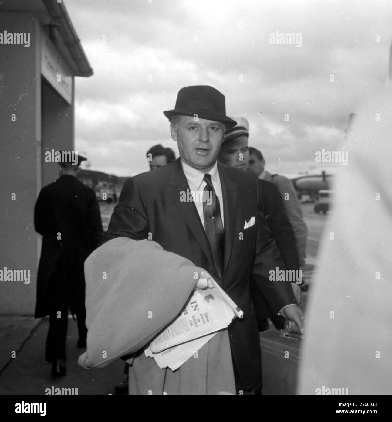 AMERICAN ACTOR ROD STEIGER AT LONDON AIRPORT / 5 APRIL 1961 Stock Photo ...