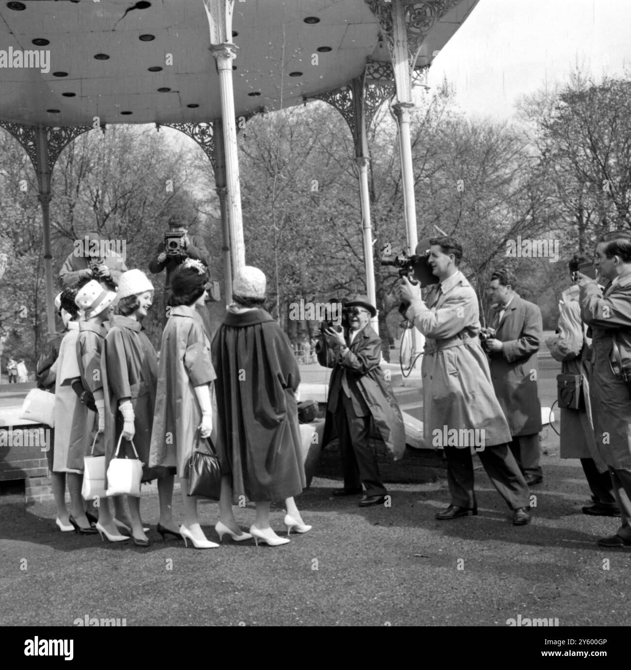 EASTER PARADE - GIRLS POSE FOR PICTURES - 2 APRIL 1961 Stock Photo - Alamy