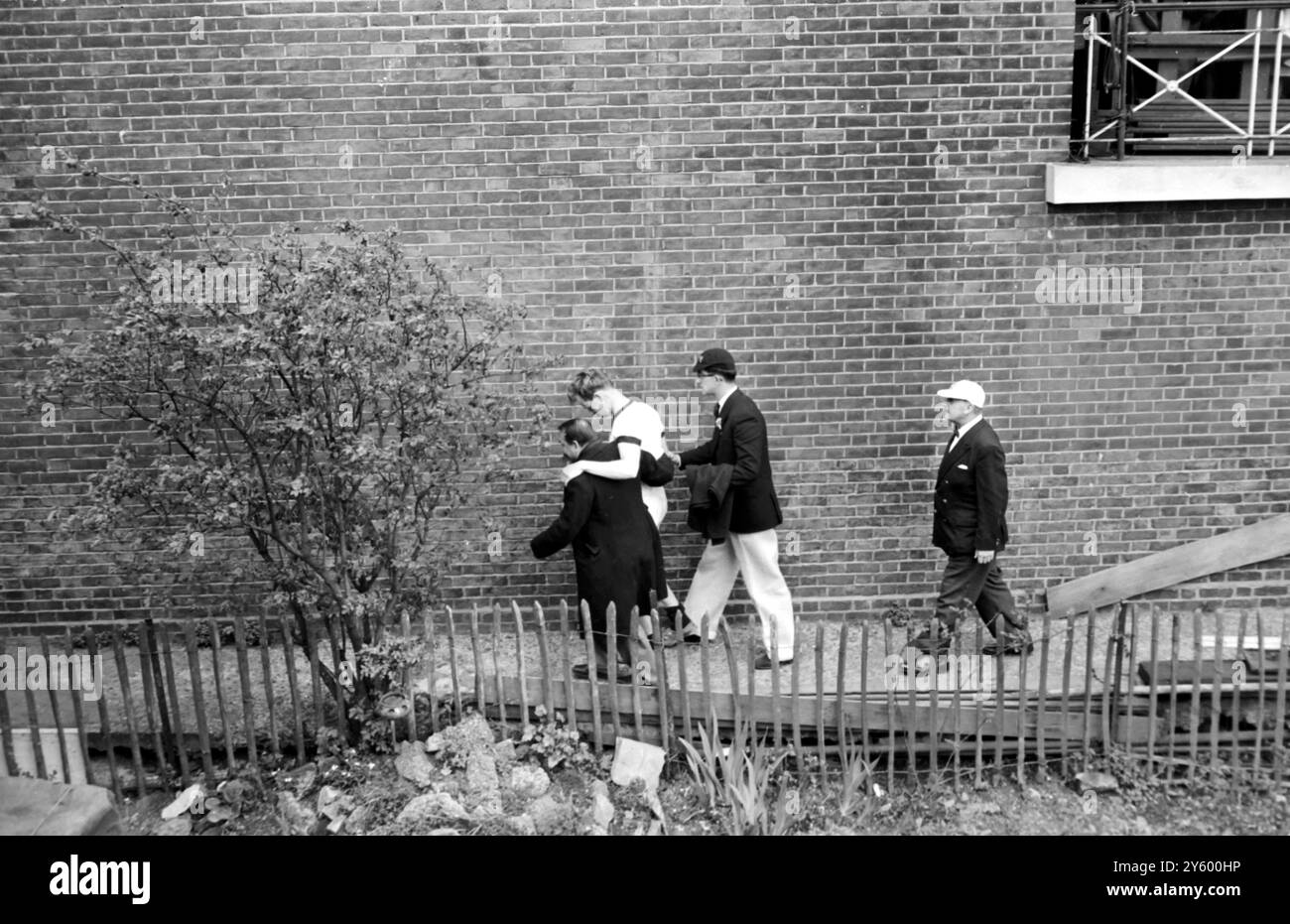 HELPING HANDS FOR GALLANT COOPER - ROWING TEAM FROM CAMBRIDGE WIN 1961 ...