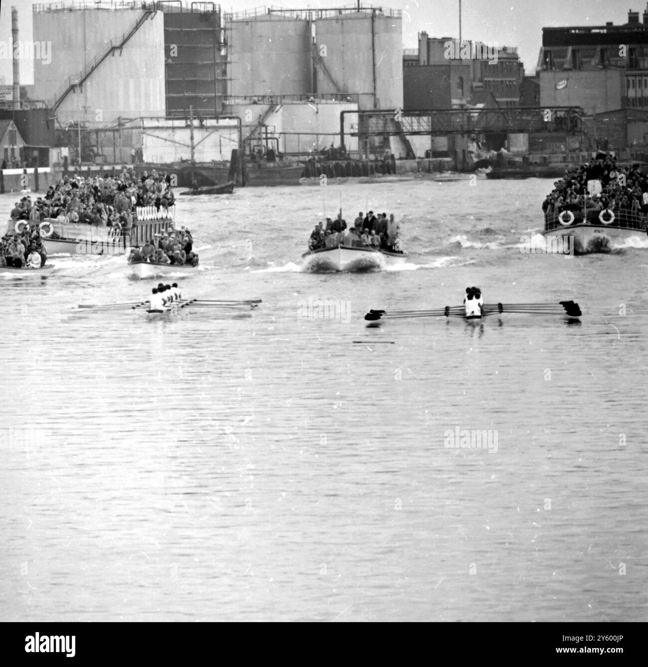 BOAT RACE CREWS COME UP TO HAMMERSMITH BRIDGE - ROWING TEAM FROM ...