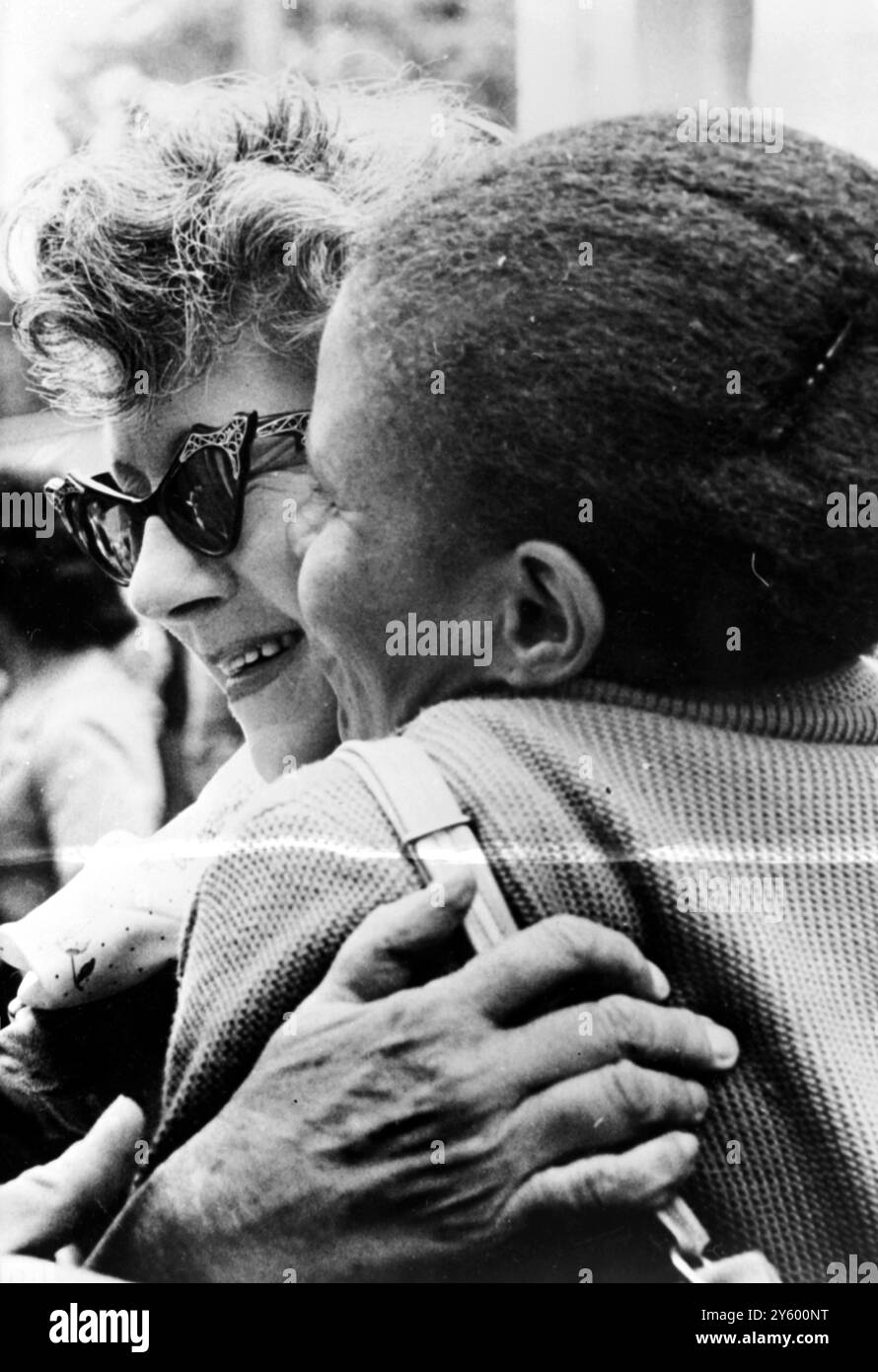 JOSEPH HELEN HUGS AFRICAN WOMEN / 30 MARCH 1961 Stock Photo - Alamy