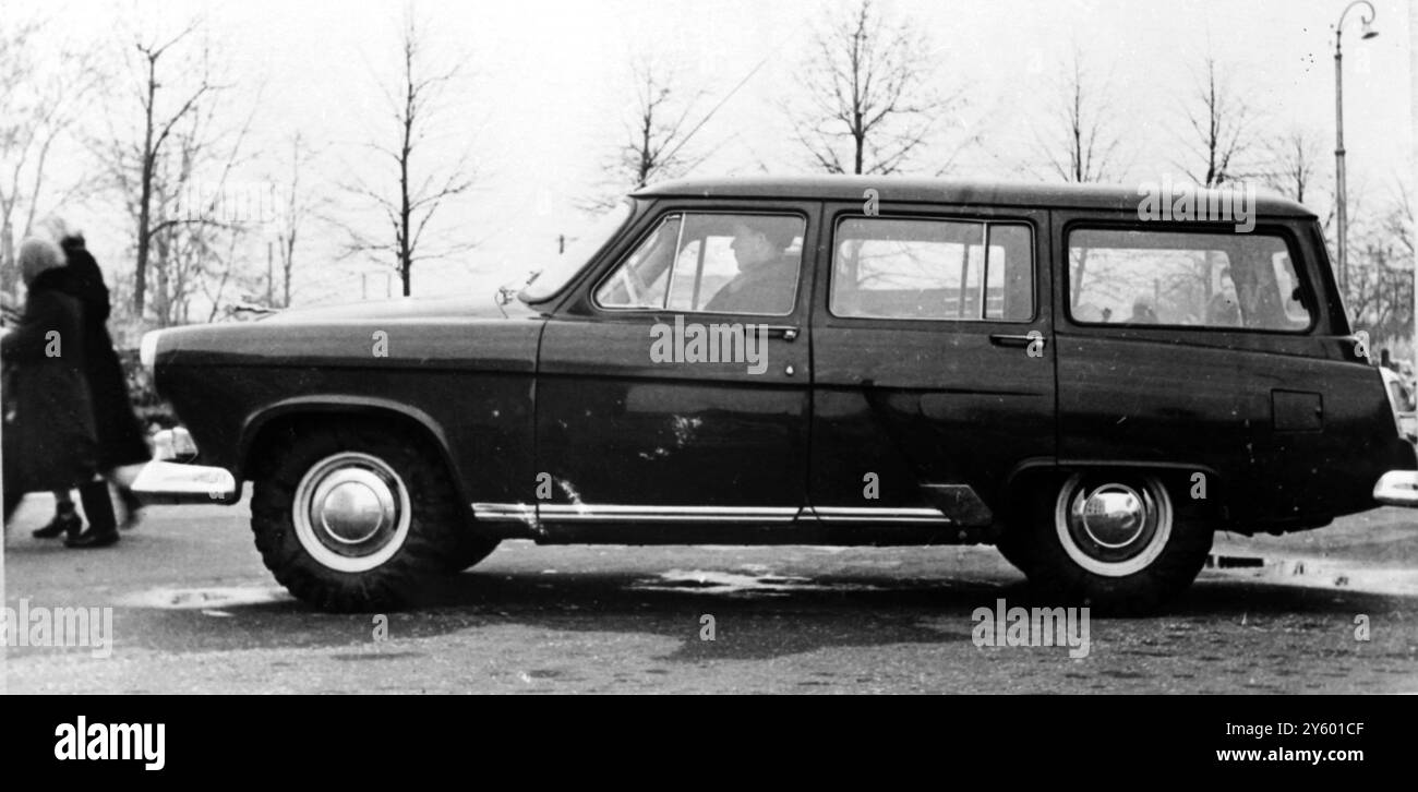 MODELS UNIVERSAL NEW RUSSIAN CAR 25 MARCH 1961 Stock Photo - Alamy