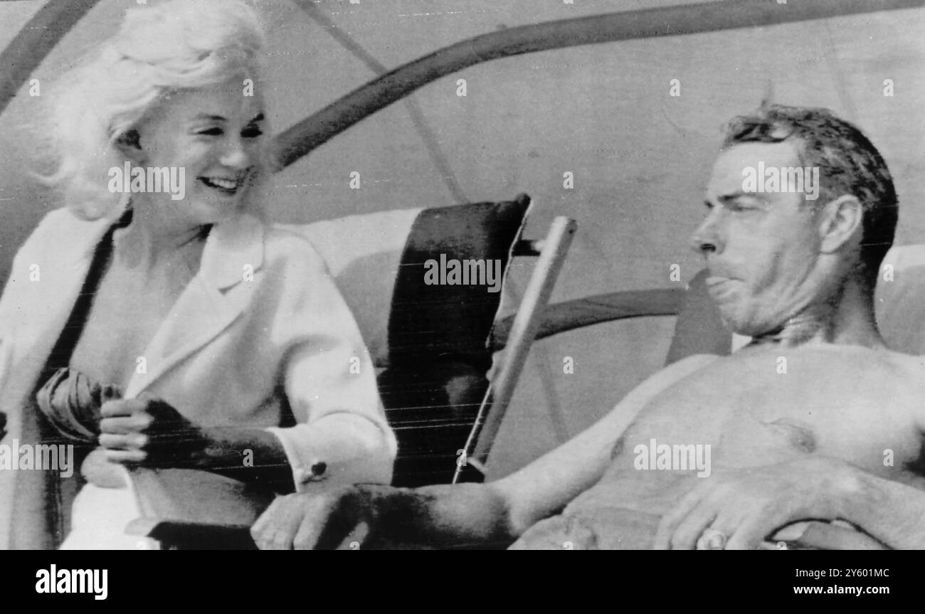 ACTRESS MARILYN MONROE WITH EX-HUSBAND JOE DIMAGGIO AT REDINGTON BEACH ...
