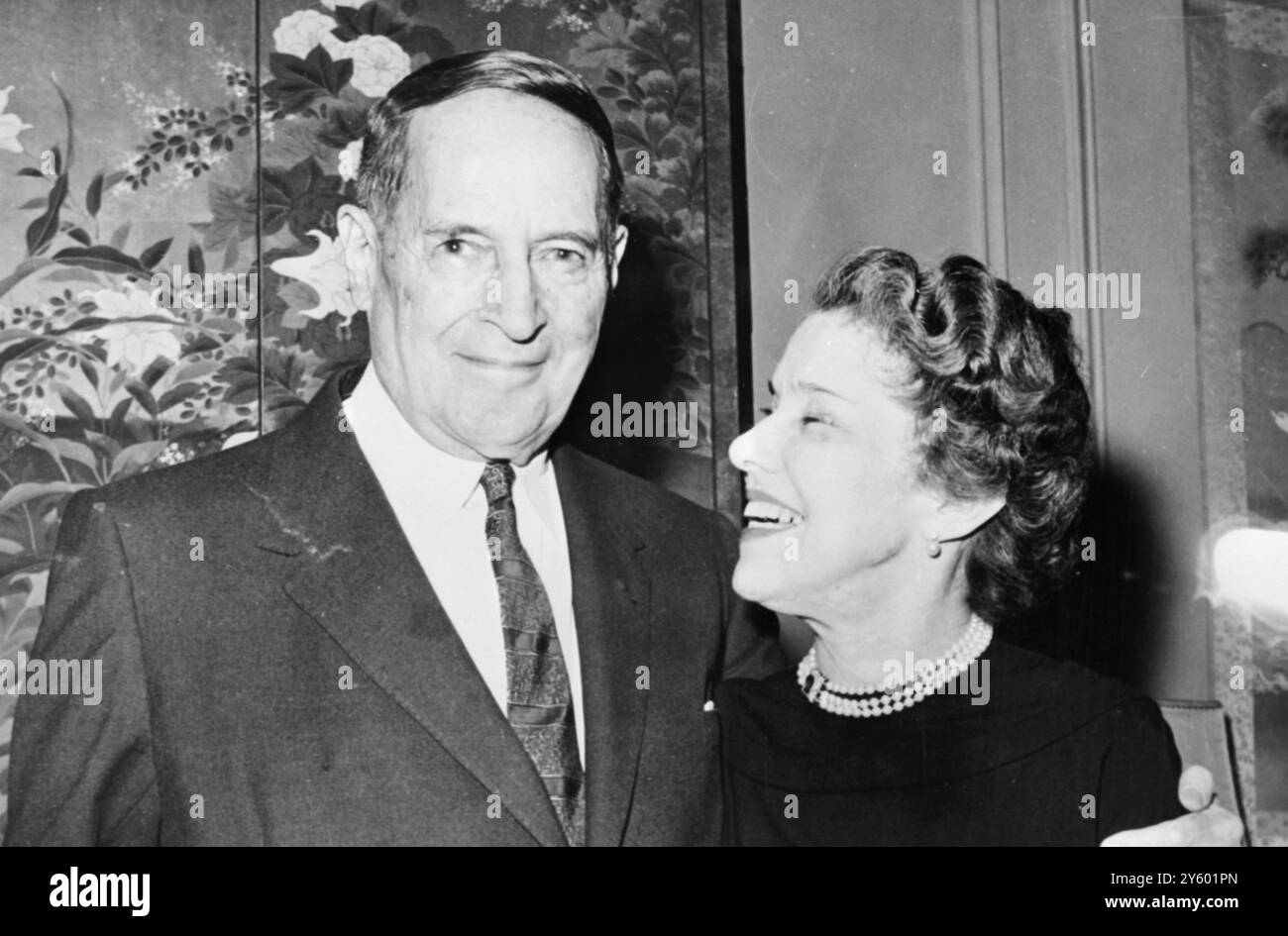 MACARTHUR GEN WIFE PORTRAIT SMILING / 24 MARCH 1961 Stock Photo - Alamy