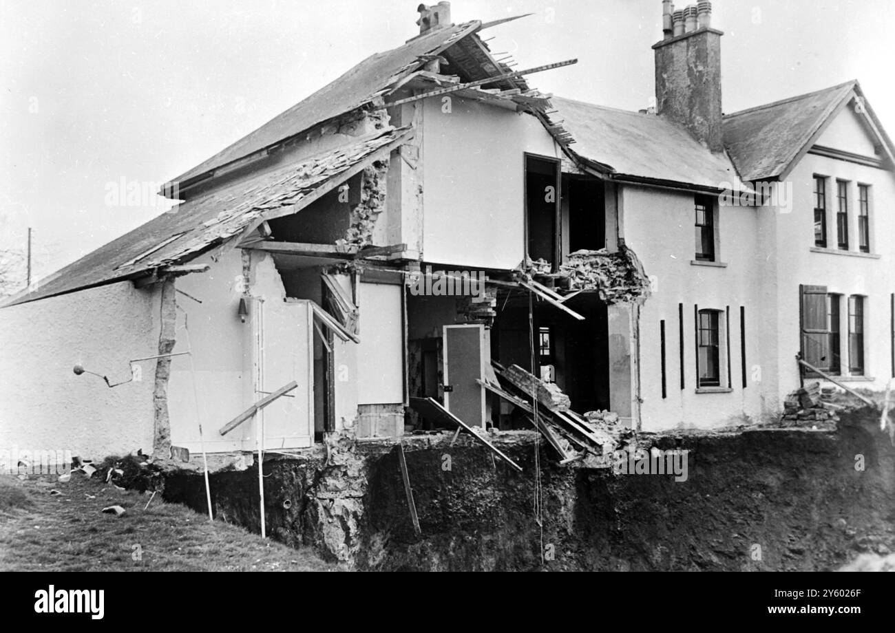HOUSES CLIFF COLLAPSE RUINS HOUSE CORNWALL 21 MARCH 1961 Stock Photo ...