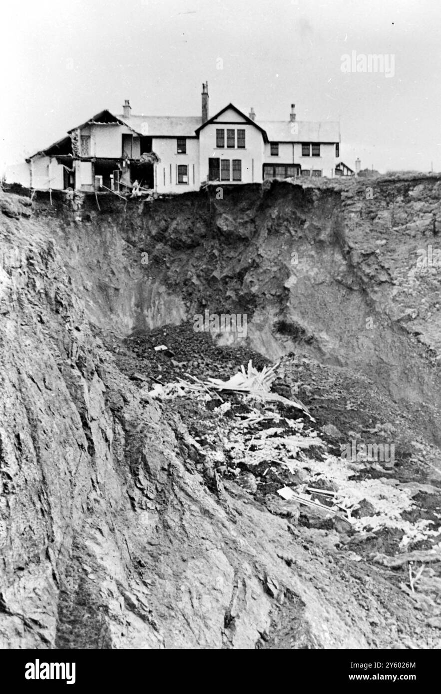HOUSES CLIFF COLLAPSE RUINS HOUSE CORNWALL 21 MARCH 1961 Stock Photo ...