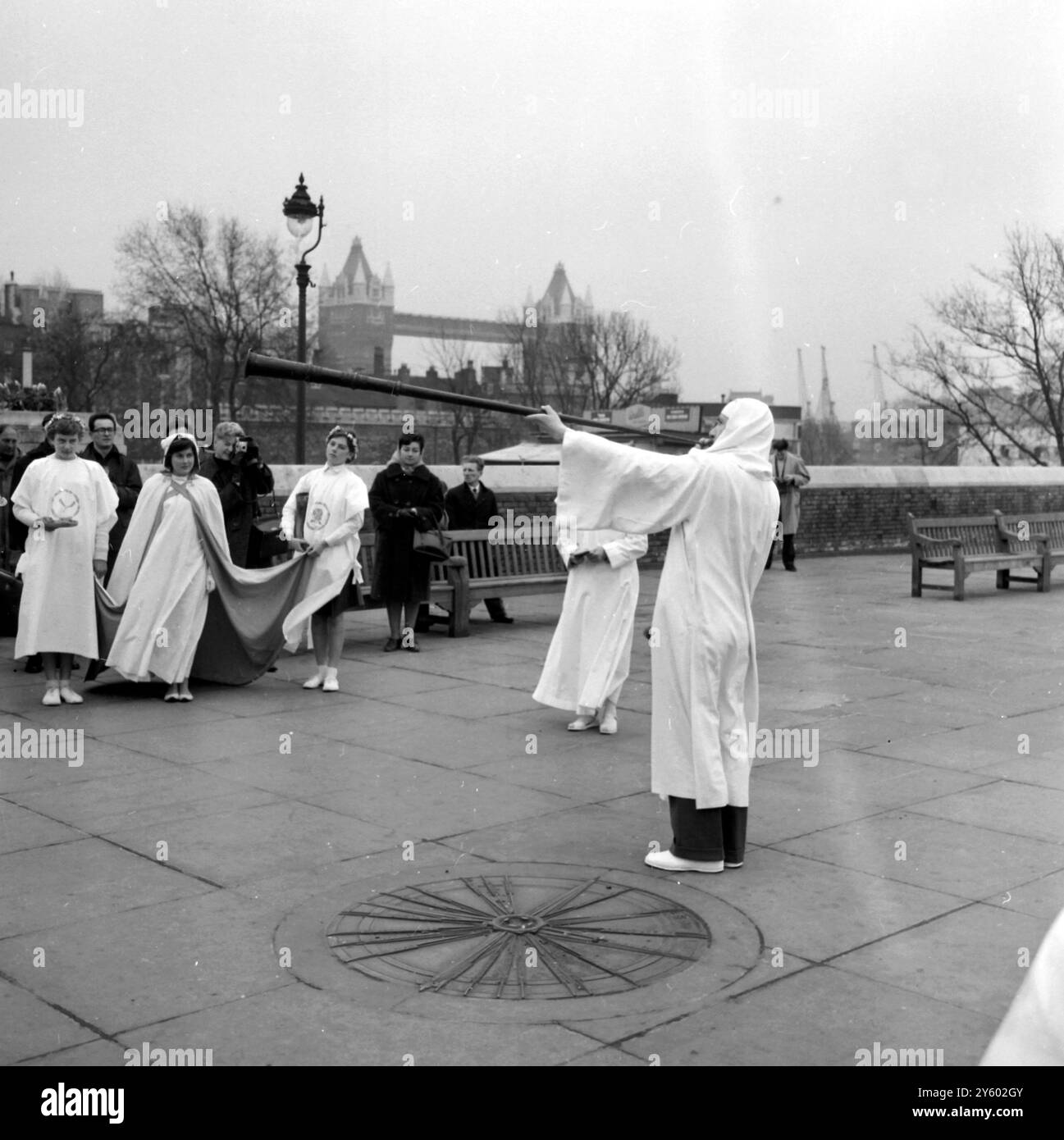 DRUIDS SPRING EQUINOX TOWER HILL 20 MARCH 1961 Stock Photo - Alamy