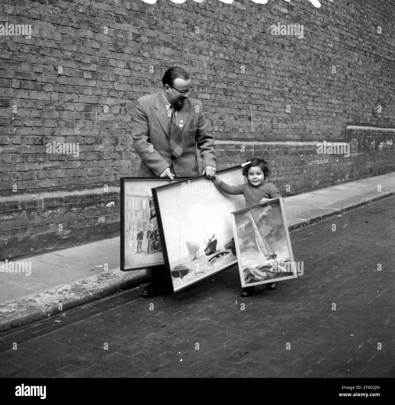 TERRY PEARSON WITH DAUGHTER TINA AT ROYAL ACADEMY / 18 MARCH 1961 Stock ...
