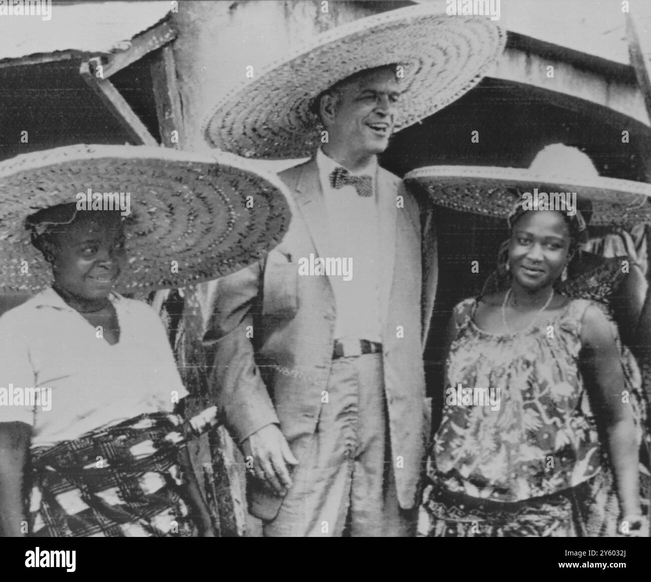 PEOPLE MENNEN WILLIAMS AND WOMEN IN TRADITIONAL DRESS IN ACCRA 16 MARCH ...