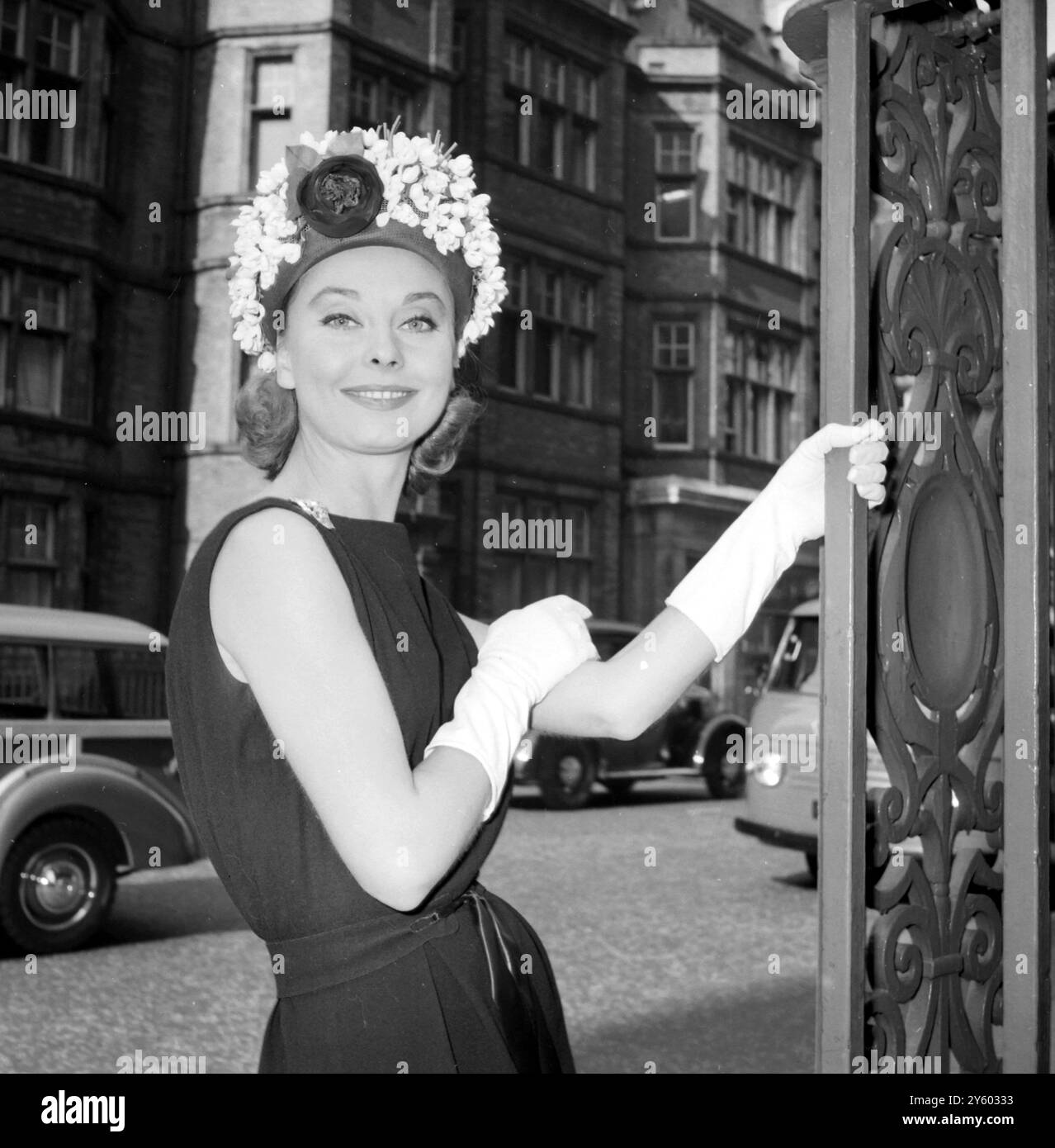 MADELINE HOBBS WEARING DESIGN BY BRITISH DESIGNER GINA DAVIES, LONDON 16 MARCH 1961 Stock Photo ...