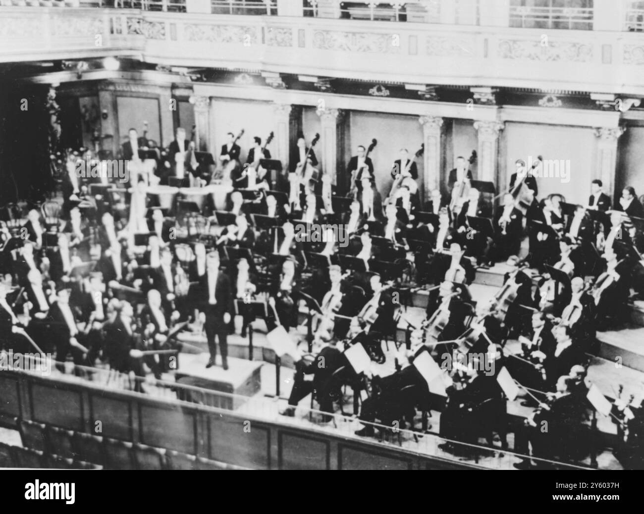 THE VIENNA PHILHARMONIC ORCHESTRA WITH CONDUCTOR HERBERT VON KARAJAN 14 ...