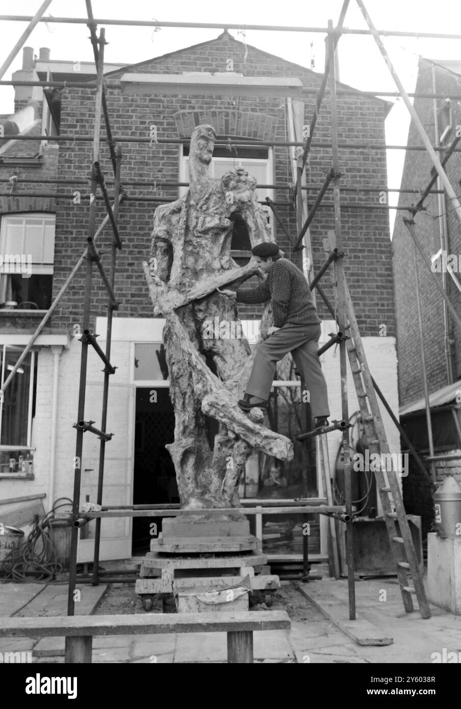 JOSE DE ALBERDI - MAKING A SCULPTURE / 15 MARCH 1961 Stock Photo - Alamy