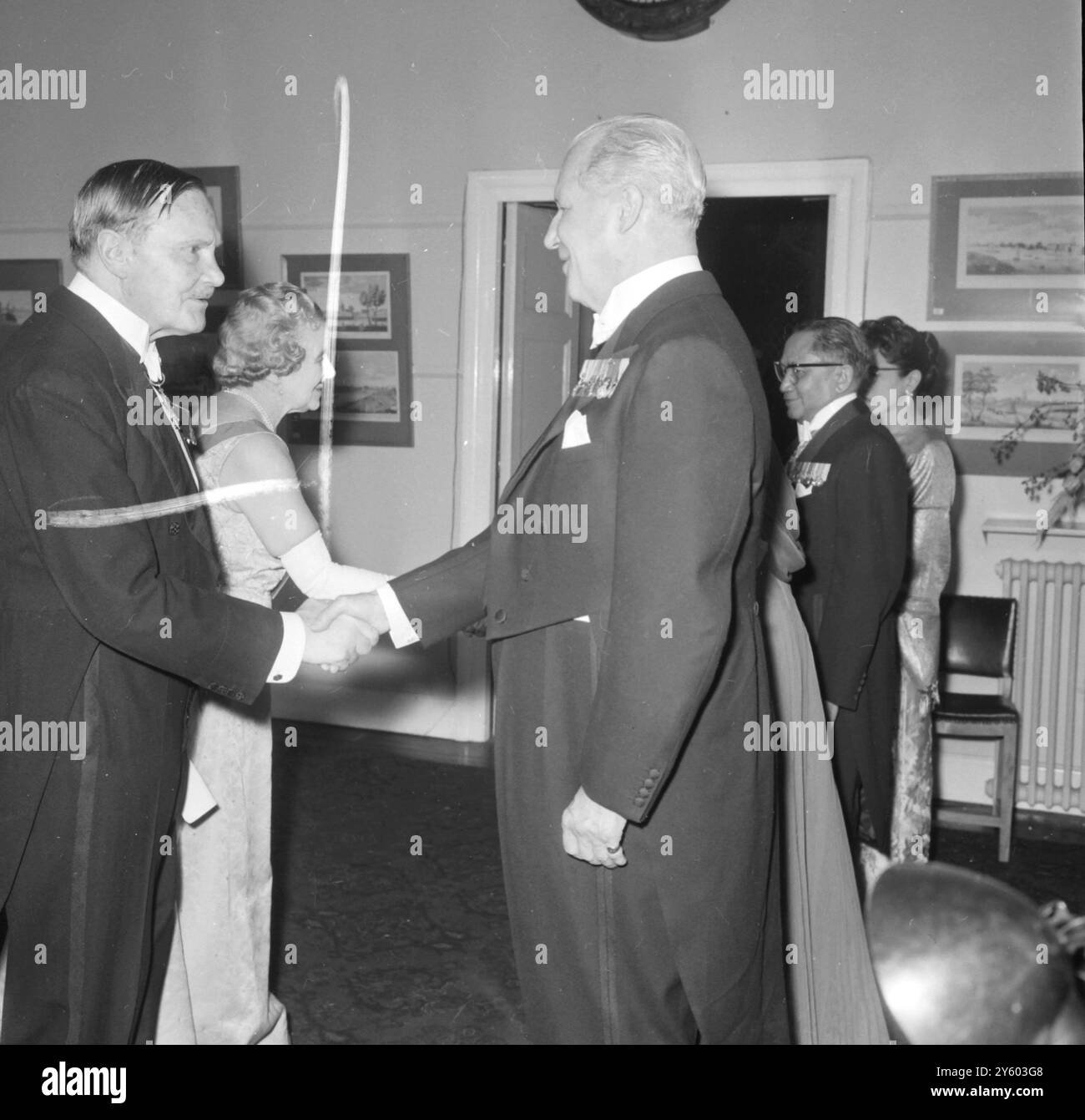 LORD FREYBURG GREETS GEORGE DREW AT GUILDHALL / 14 MARCH 1961 Stock ...