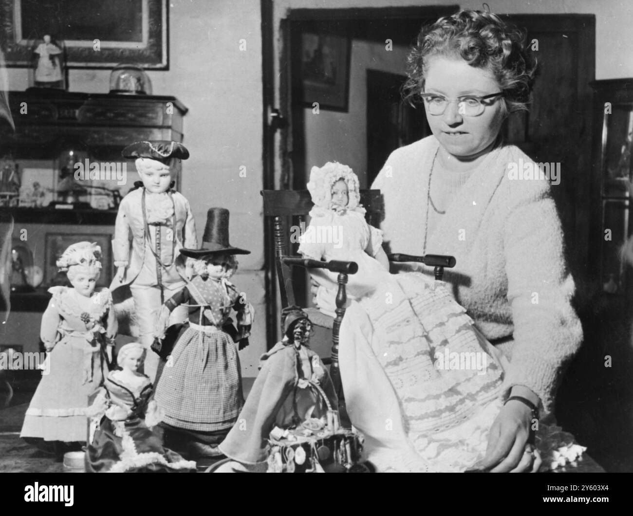JOY ROBINSON WITH HER DOLLS 9 MARCH 1961 Stock Photo - Alamy