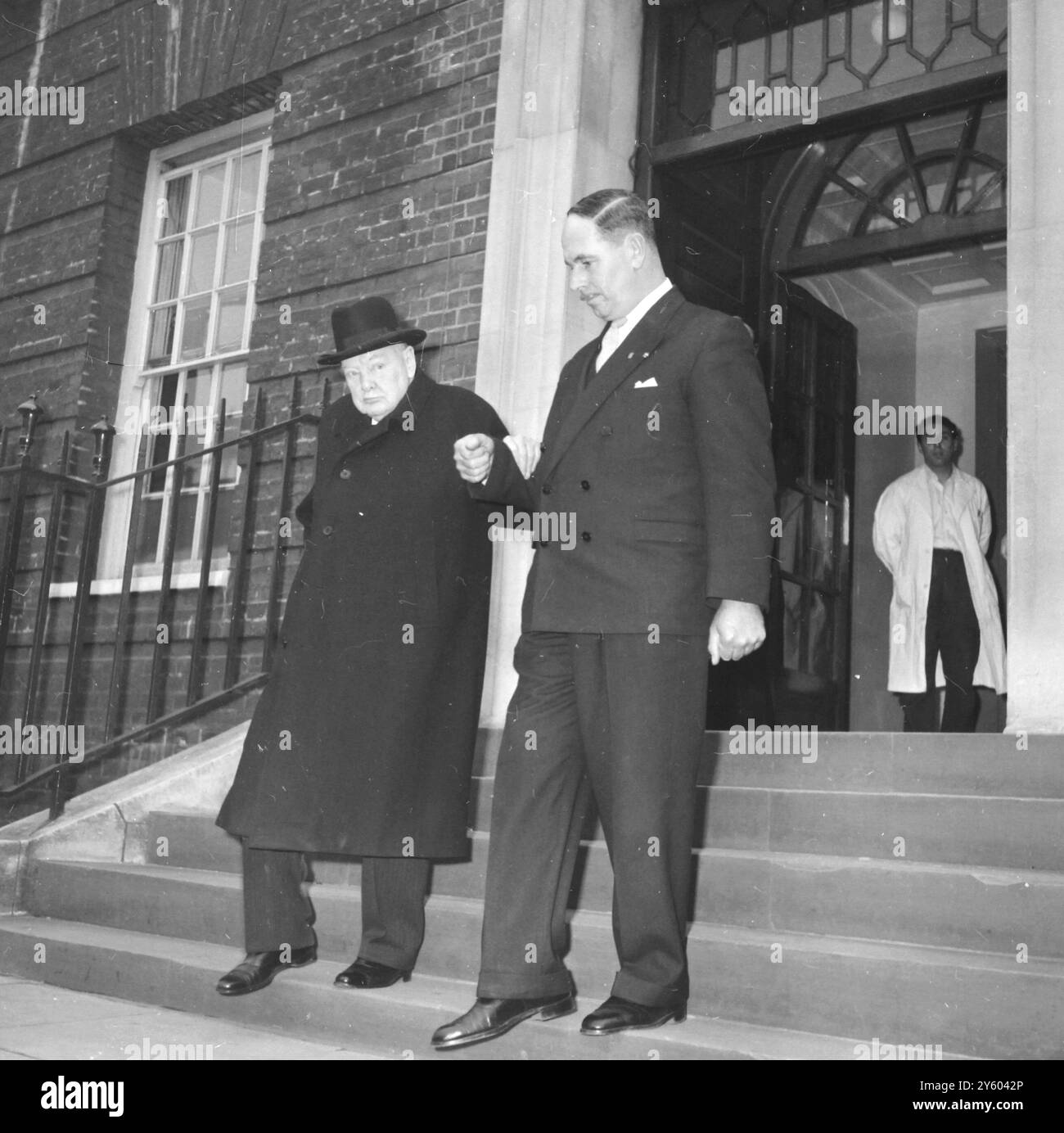 SIR WINSTON CHURCHILL WITH HIS INSPECTOR EDWARD MURRAY / 8 MARCH 1961 ...