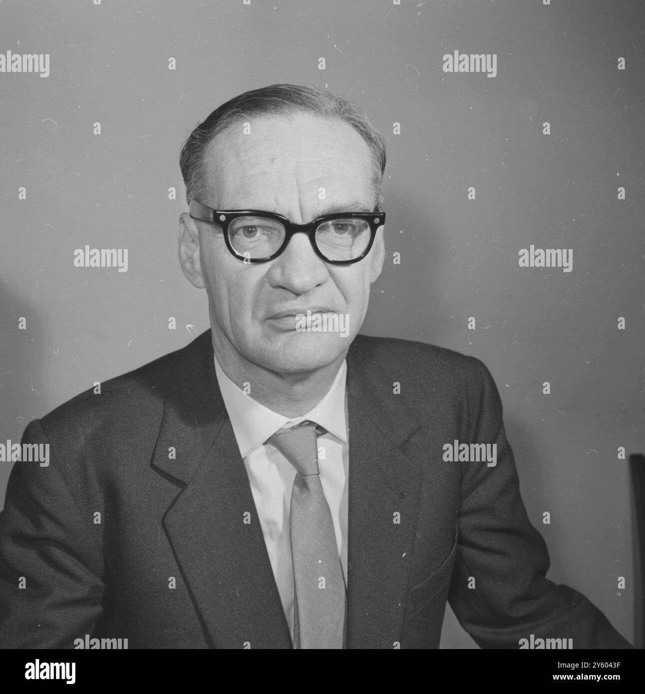 HAROLD BEELEY PORTRAIT / 8 MARCH 1961 Stock Photo - Alamy