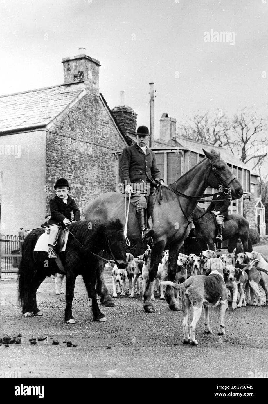 HUNT TREHANE I 4 YOUNGEST MEMBER HUNT AGED 4 WITH FATHER 8 MARCH 1961 ...
