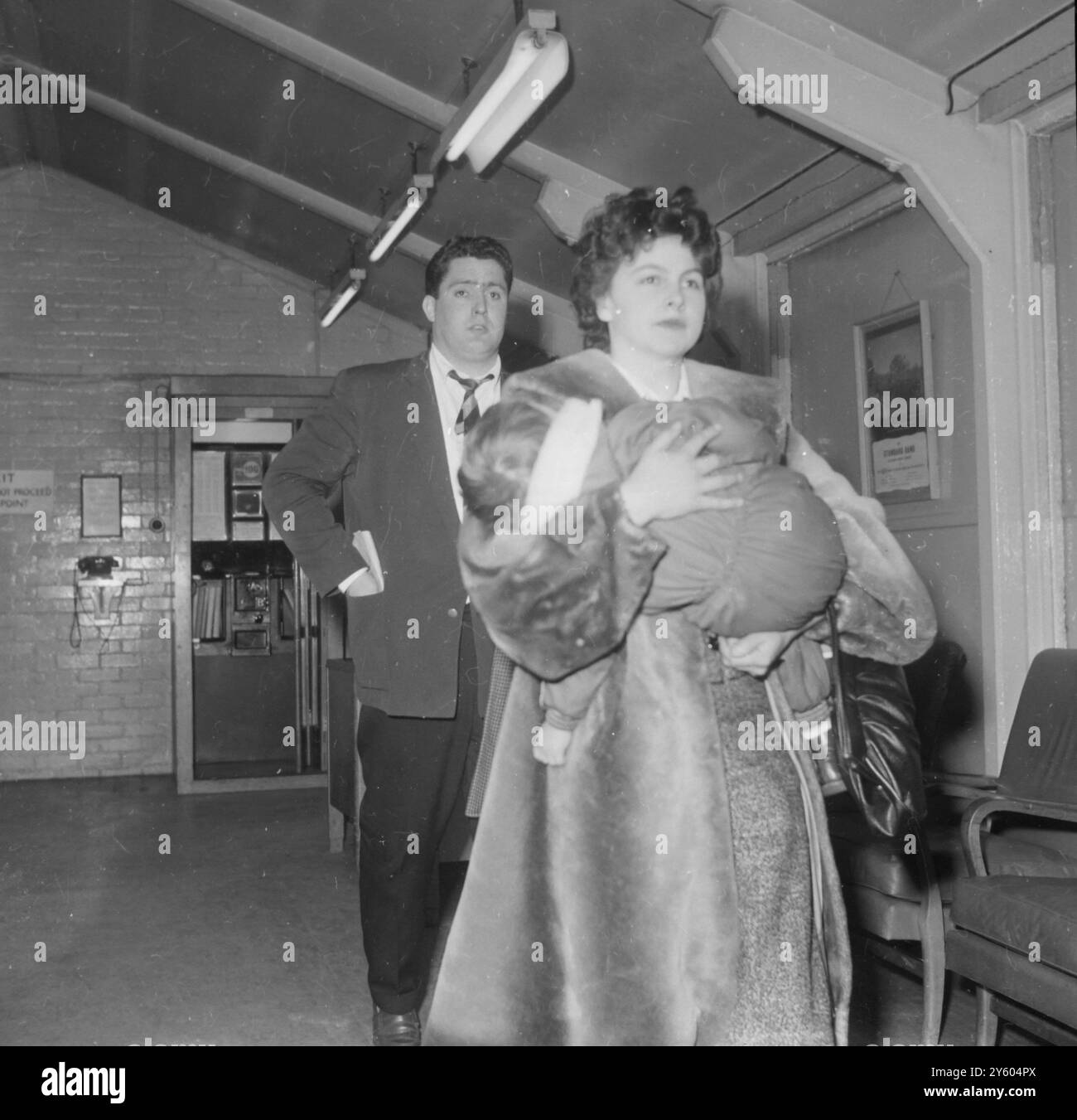 ALICK JEFFRIE WITH WIFE AND CHILDREN IN LONDON / 3 MARCH 1961 Stock ...