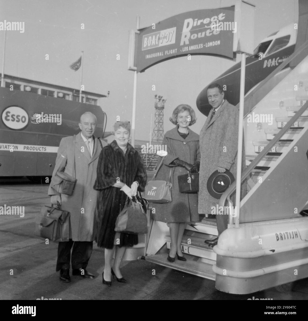 ACTOR LLOYD NOLAN WITH CTRESS DONNA REED IN LONDON / 3 MARCH 1961 Stock ...