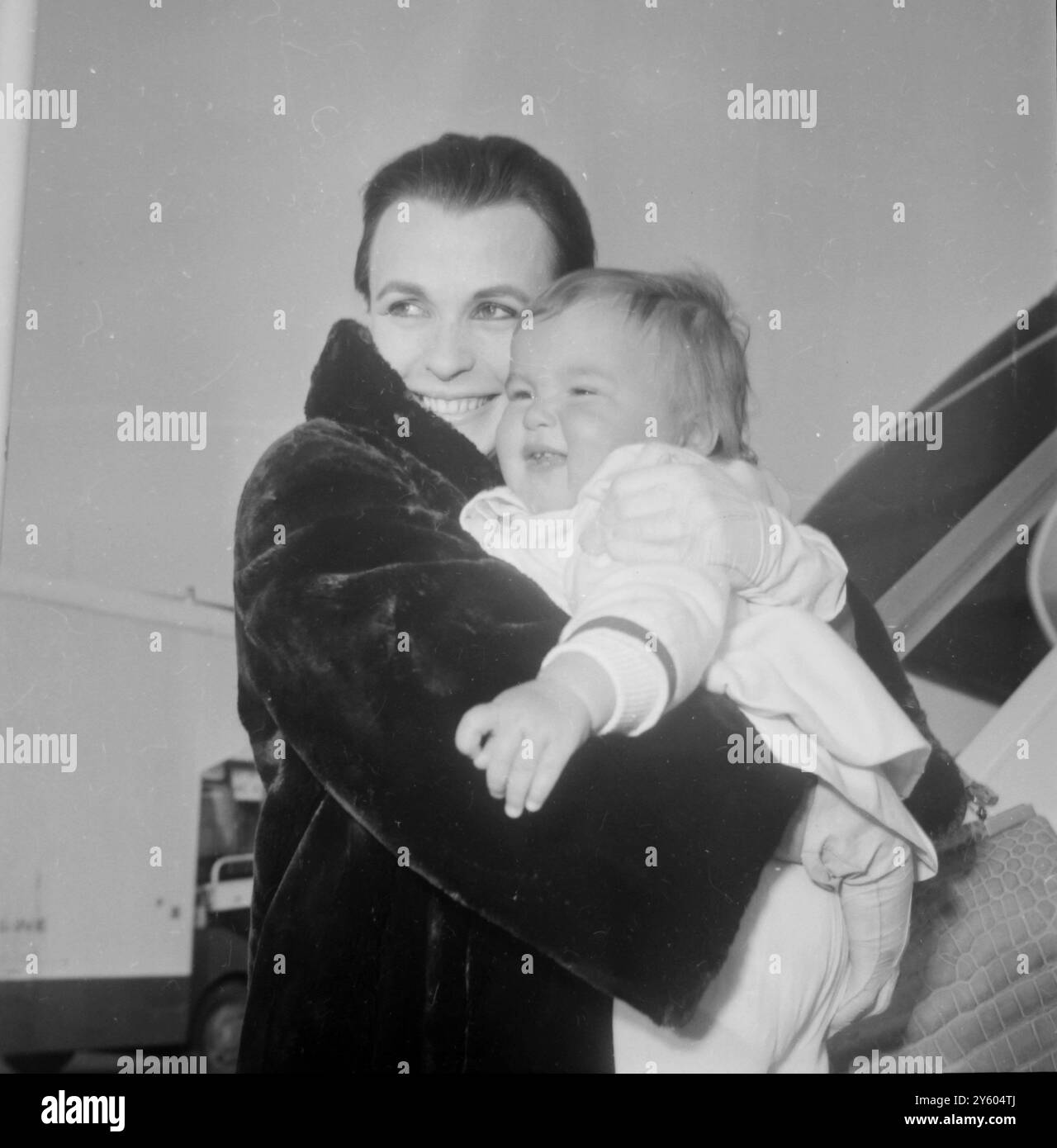 ACTRESS CLAIRE BLOOM WITH DAUGHTER ANNA 3 MARCH 1961 Stock Photo - Alamy