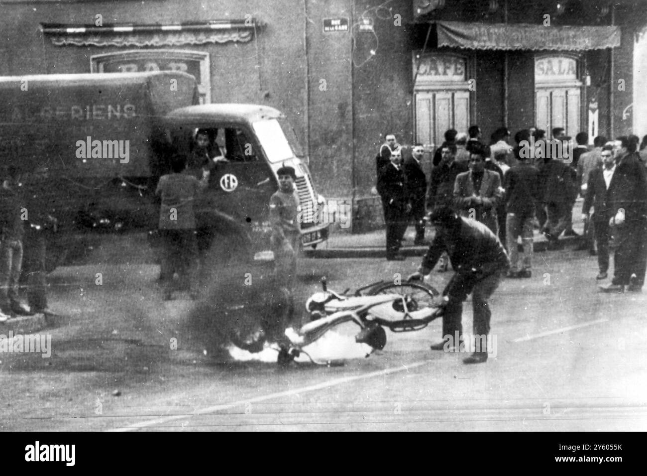 Muslims demonstration Black and White Stock Photos & Images - Alamy