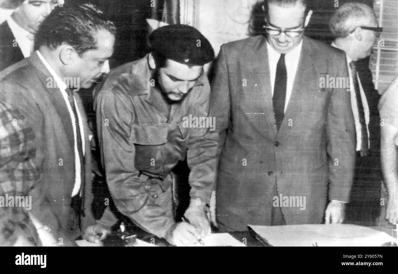 ERNESTO CHE GUEVARA SIGNS DOCUMENT IN CUBA 28 FEBRUARY 1961 Stock Photo ...