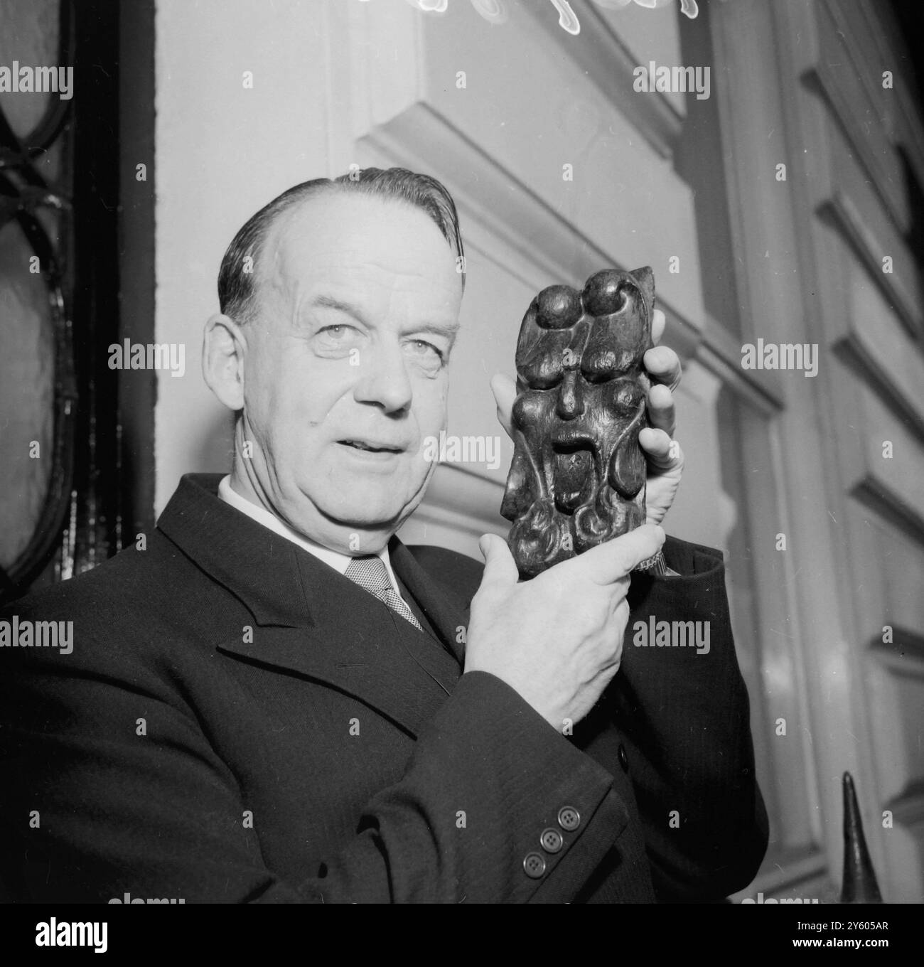 COMMODORE EDWARD CLASON WITH ANCIENT CARVED WOOD IN LONDON 1 MARCH 1961 ...