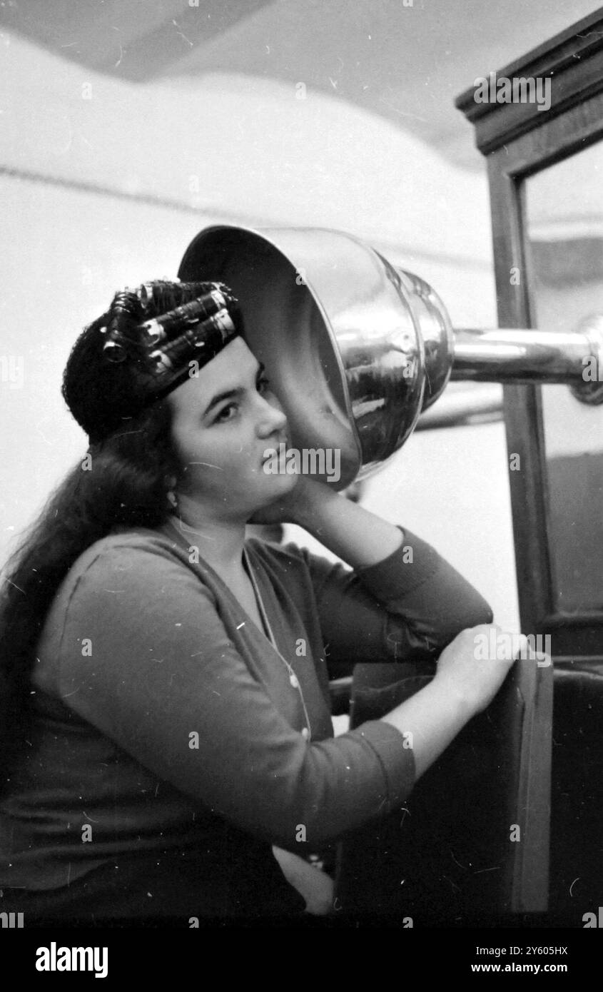SOVIET HAIR STYLIST IN MOSCOW 27 FEBRUARY 1961 Stock Photo - Alamy