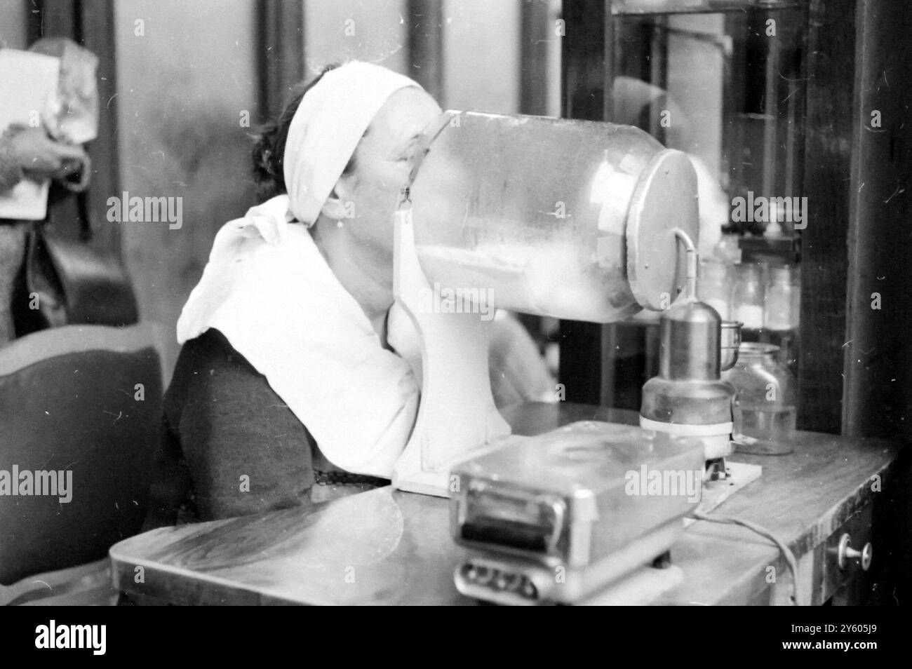 SOVIET HAIR STYLIST IN MOSCOW 27 FEBRUARY 1961 Stock Photo - Alamy
