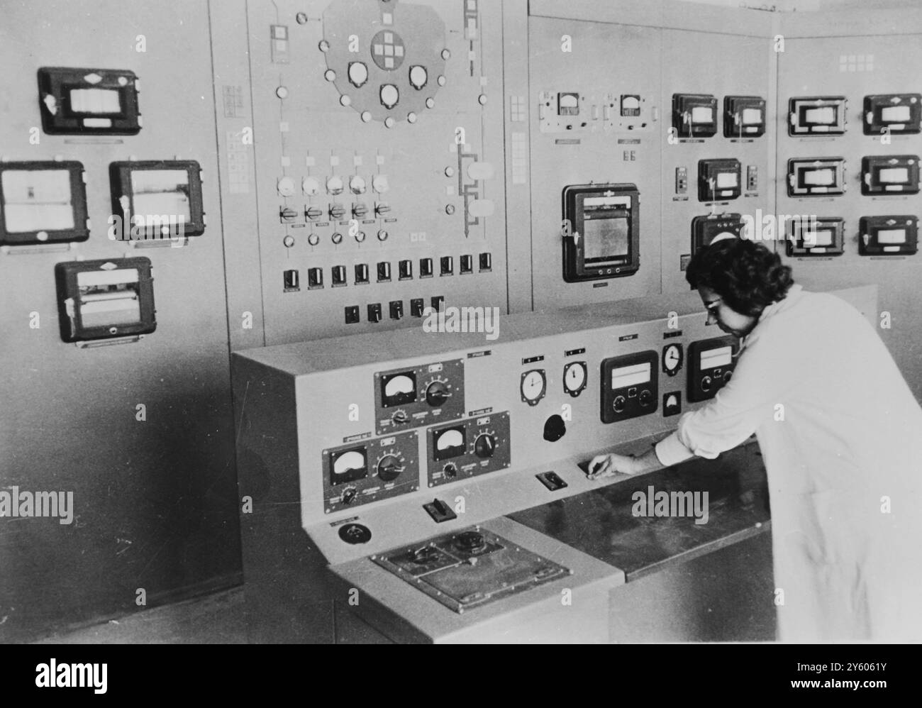 RUSSIAN TECHNICIANS BUILT ATOMIC REACTOR 24 FEBRUARY 1961 Stock Photo ...