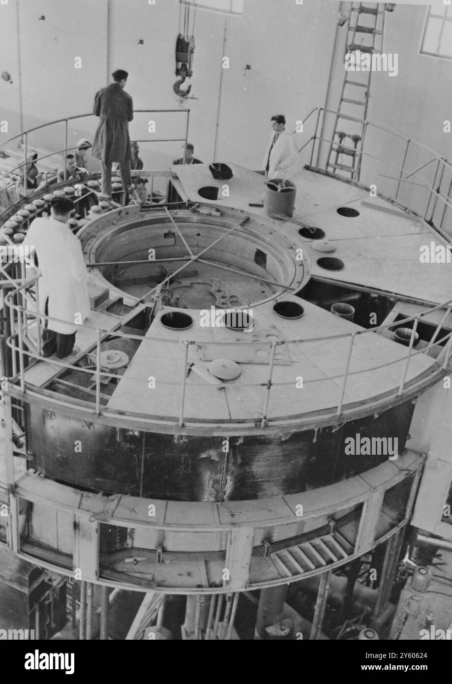 RUSSIAN TECHNICIANS BUILT ATOMIC REACTOR 24 FEBRUARY 1961 Stock Photo ...