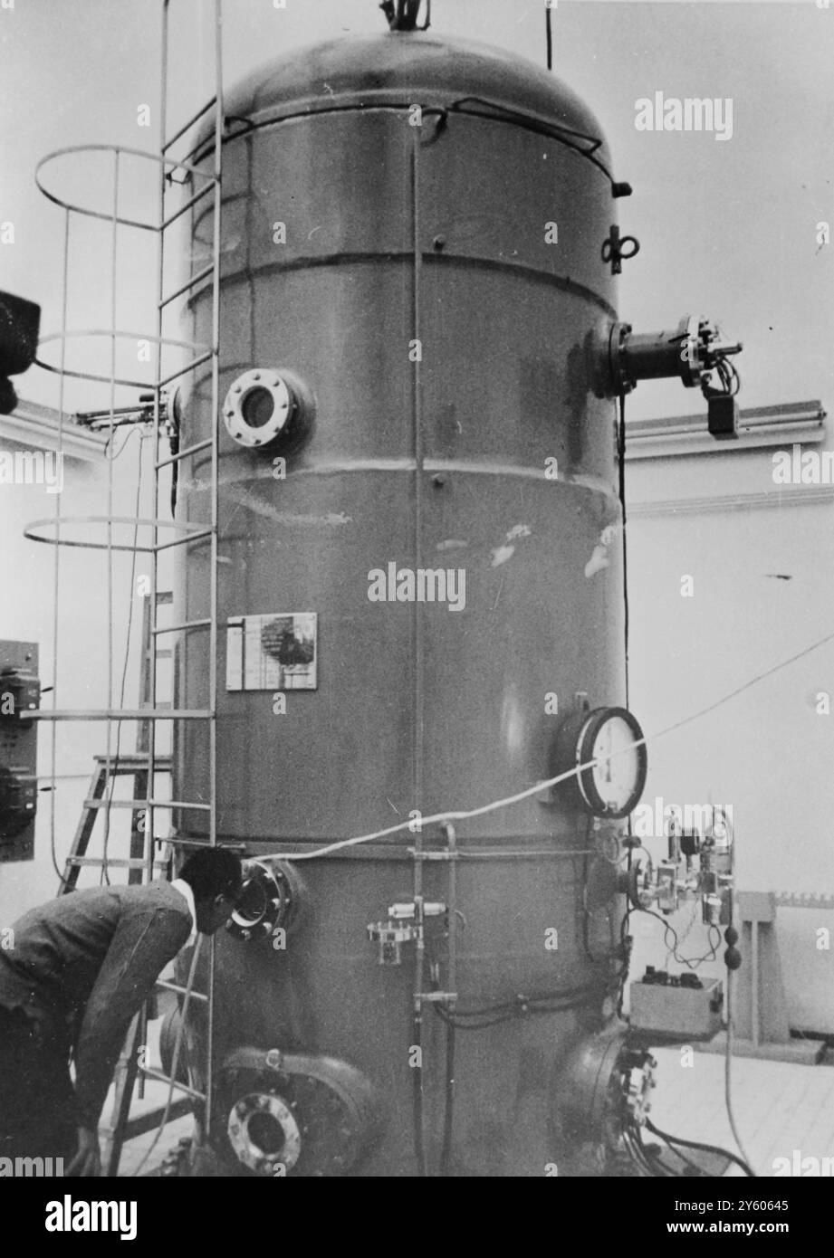RUSSIAN TECHNICIANS BUILT ATOMIC REACTOR 24 FEBRUARY 1961 Stock Photo ...