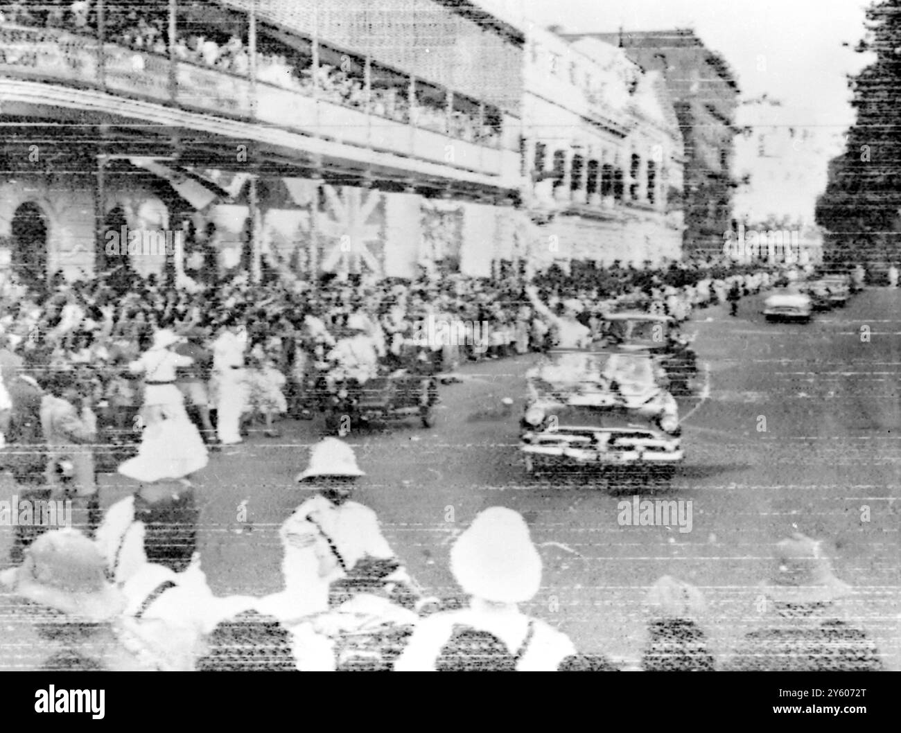 QUEEN ELIZABETH II ACKNOWLEDGING CROWDS LAHORE , PAKISTAN 17 FEBRUARY ...