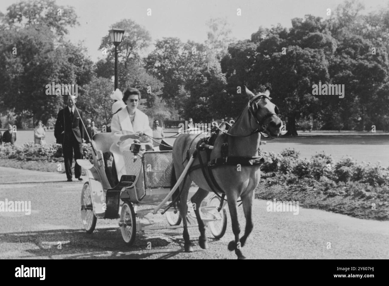 QUEEN ELIZABETH II DRIVES A PONY CART IN PAKISTAN 13 FEBRUARY 1961 ...