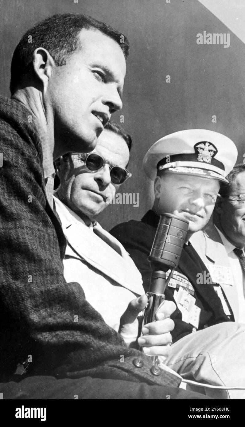 COOPER GORDON NEWSMEN / 6 FEBRUARY 1961 Stock Photo - Alamy