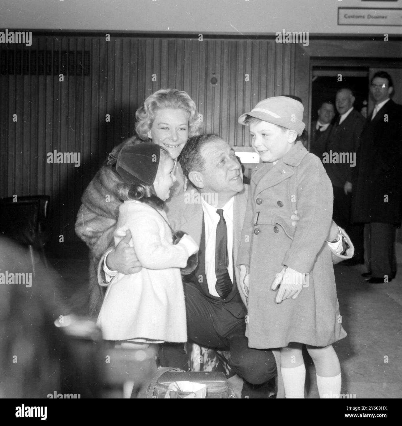 ACTOR SID JAMES WITH WIFE AND CHILDREN 6 FEBRUARY 1961 Stock Photo - Alamy