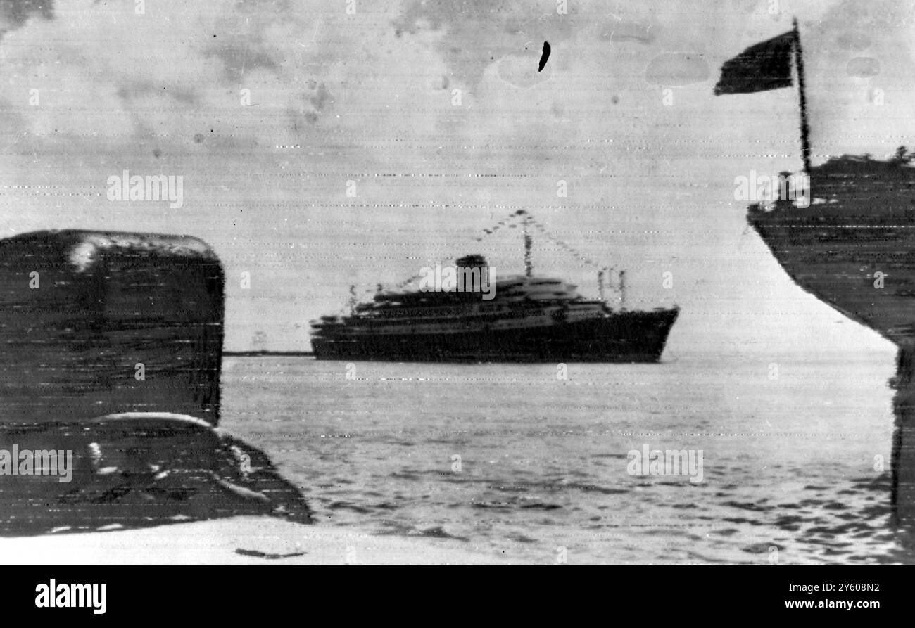 SHIPS SANTA MARIA MID HARBOUR RECIFE 4 FEBRUARY 1961 Stock Photo - Alamy