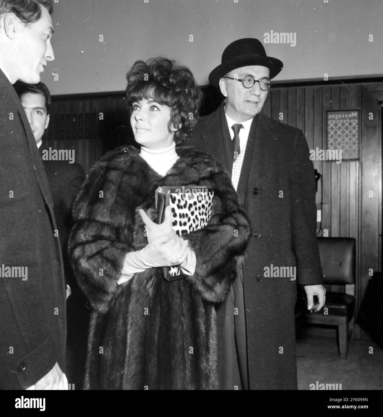 ACTRESS ELIZABETH TAYLOR WITH ROUBEN MAMOULIAN / 1 FEBRUARY 1961 Stock ...