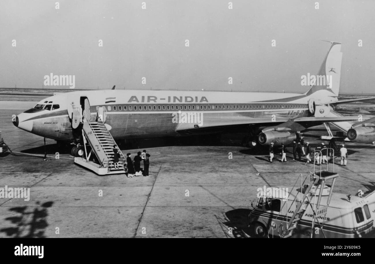AVIATION BOEING 707 JET STARTS UP 31 JANUARY 1961 Stock Photo - Alamy