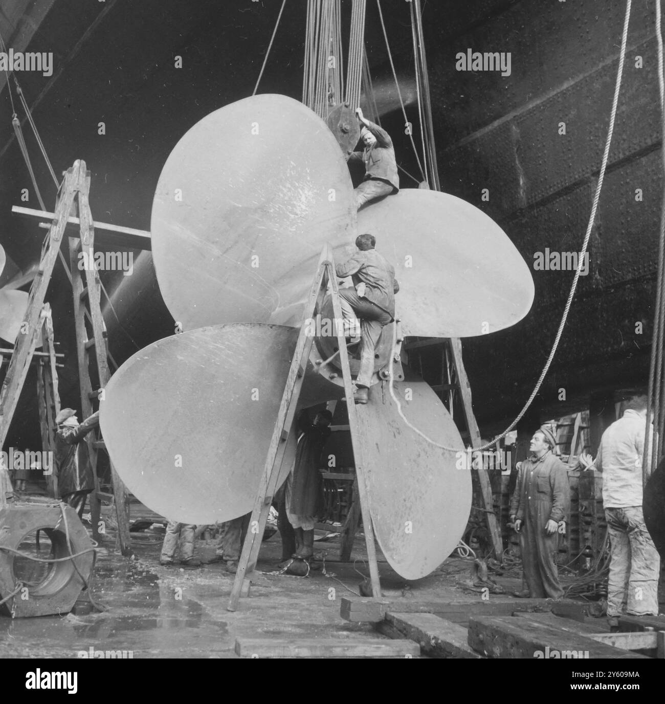 WORKERS ON LINER QUEEN ELIZABETH IN SOUTHAMPTON 30 JANUARY 1961 Stock ...