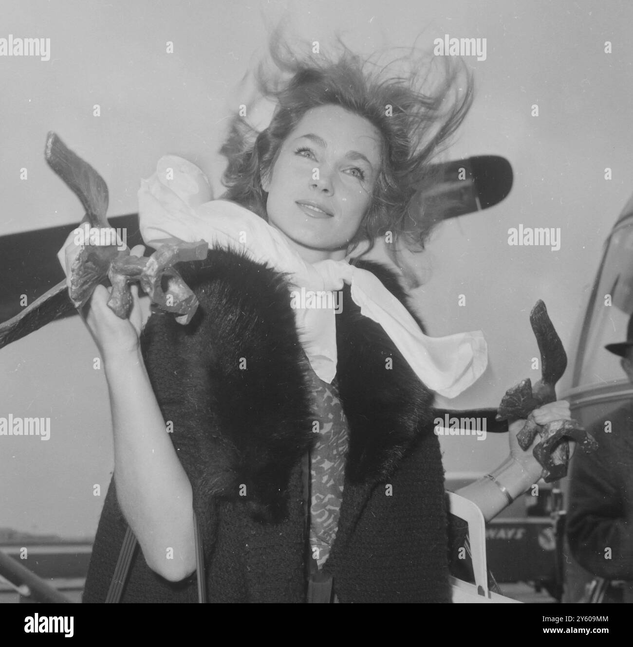 ACTRESS SHIRLEY ANN FIELD AT LONDON AIRPORT 29 JANUARY 1961 Stock Photo ...