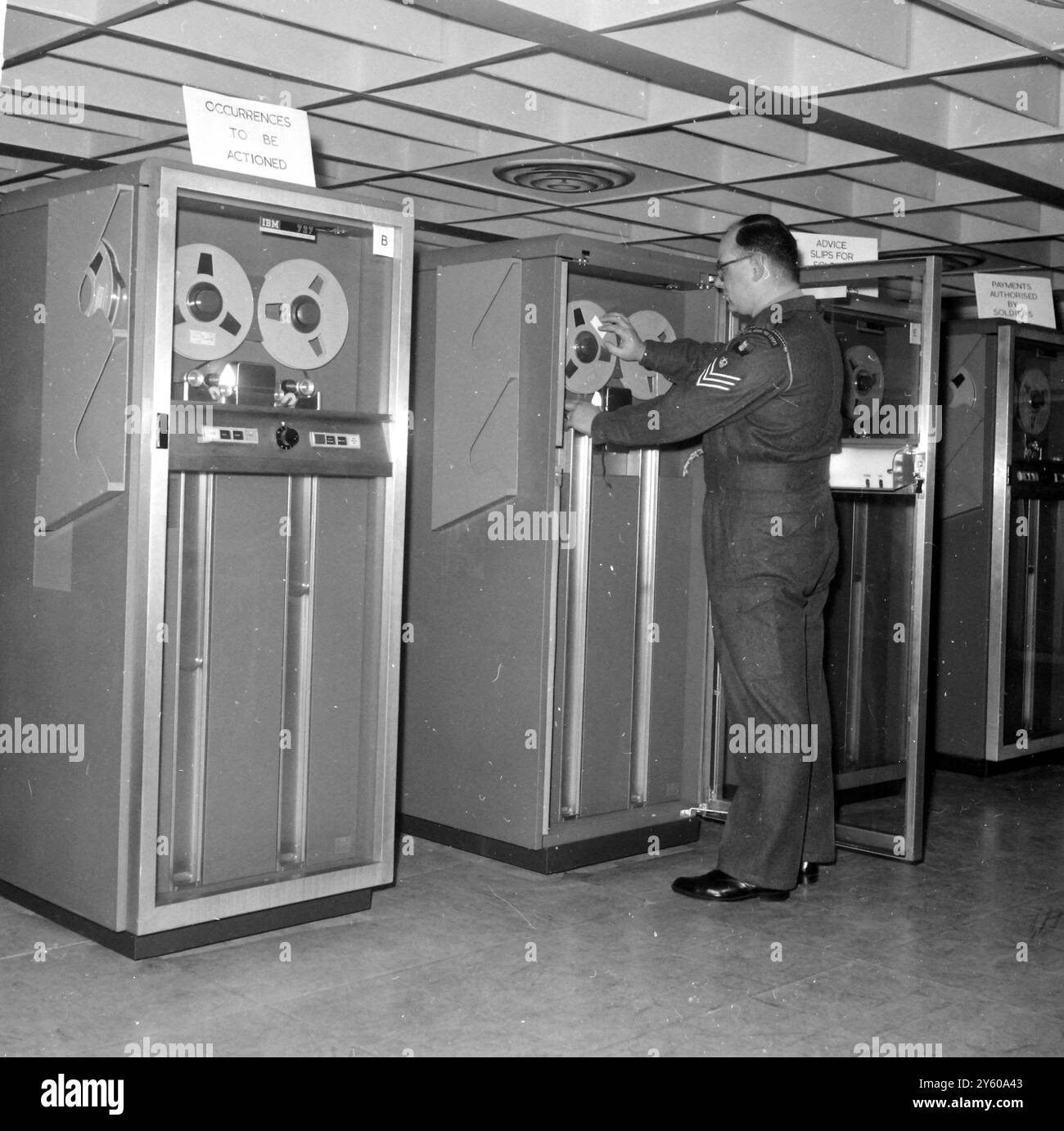 ELECTRONIC COMPUTER USED BY ARMY FOR WORKING WAGES 27 JANUARY 1961 ...
