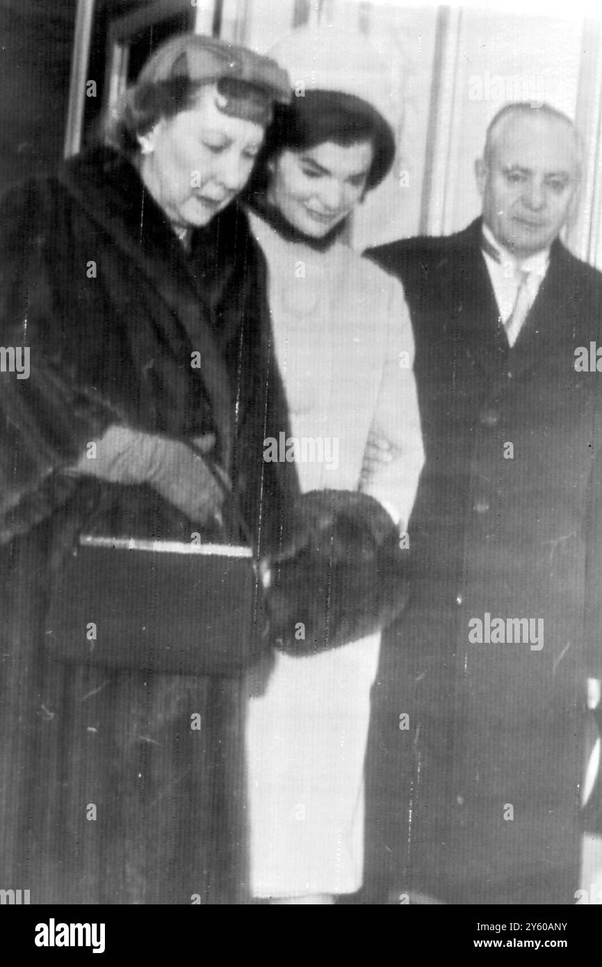 JACKIE KENNEDY WITH MAMIE EISENHOWER WATCH PARADE / 20 JANUARY 1961 ...