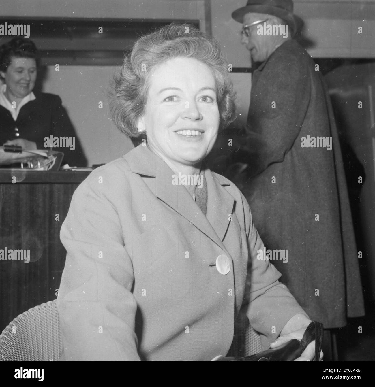 ACTRESS PHYLLIS CALVERT AT LONDON AIRPORT 22 JANUARY 1961 Stock Photo ...