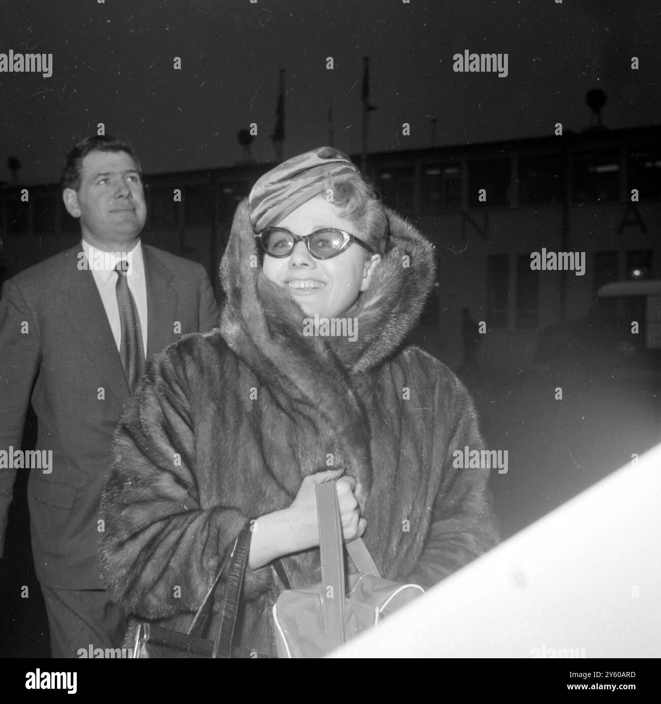 ACTRESS SHELLEY WINTERS AT LONDON AIRPORT 22 JANUARY 1961 Stock Photo ...