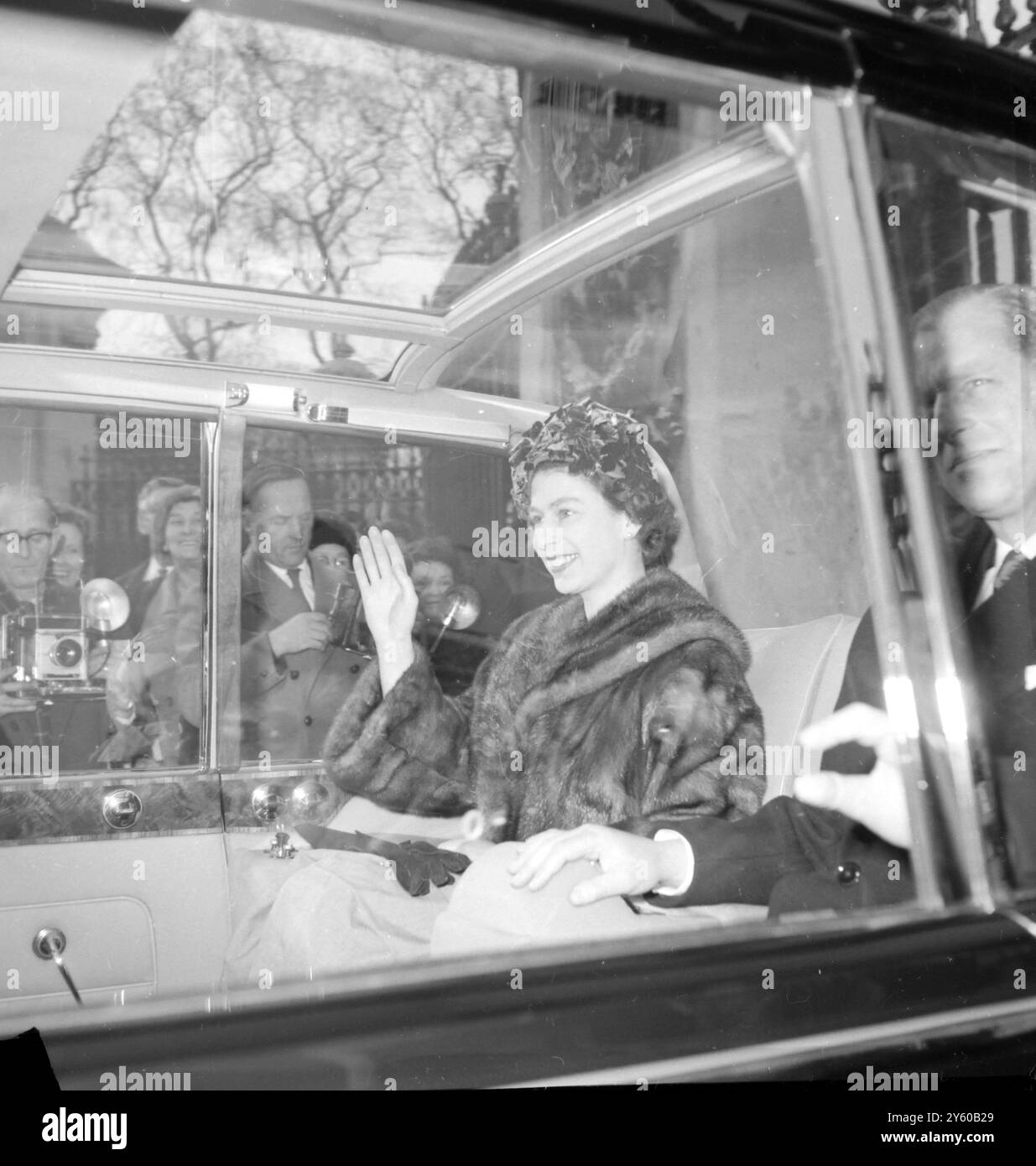 THE QUEEN ELIZABETH II WITH PRINCE PHILIP LEAVING BUCKINGHAM PALACE FOR ...