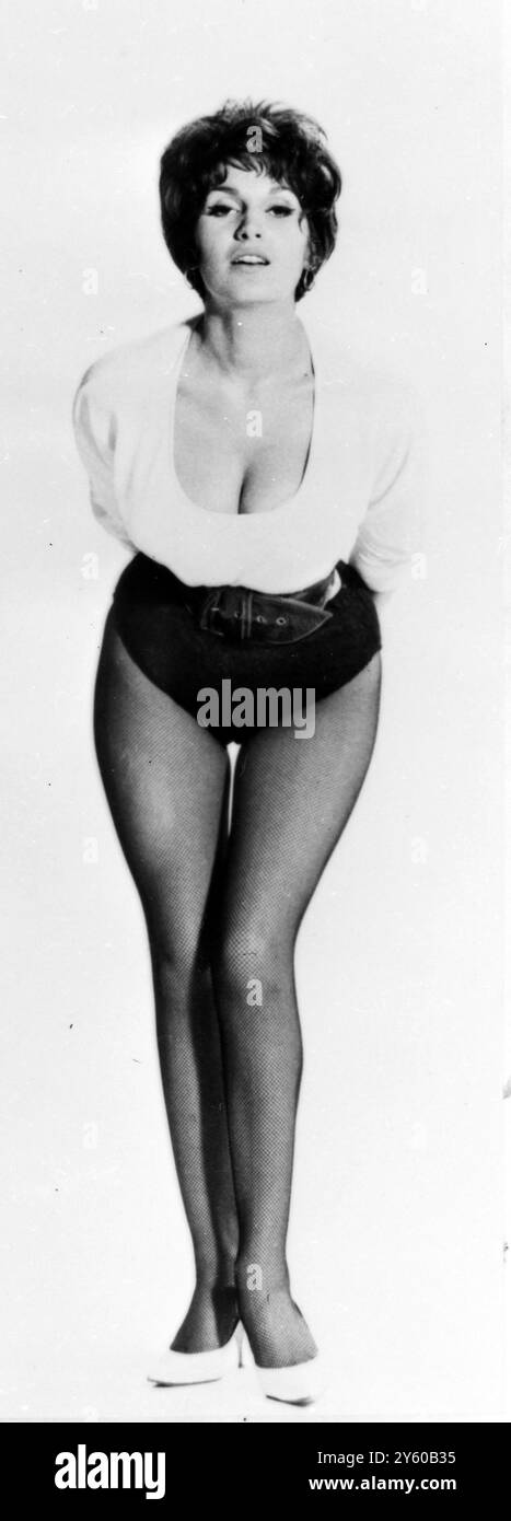 ACTRESS YVONNE ROMAIN IN LONDON 20 JANUARY 1961 Stock Photo - Alamy