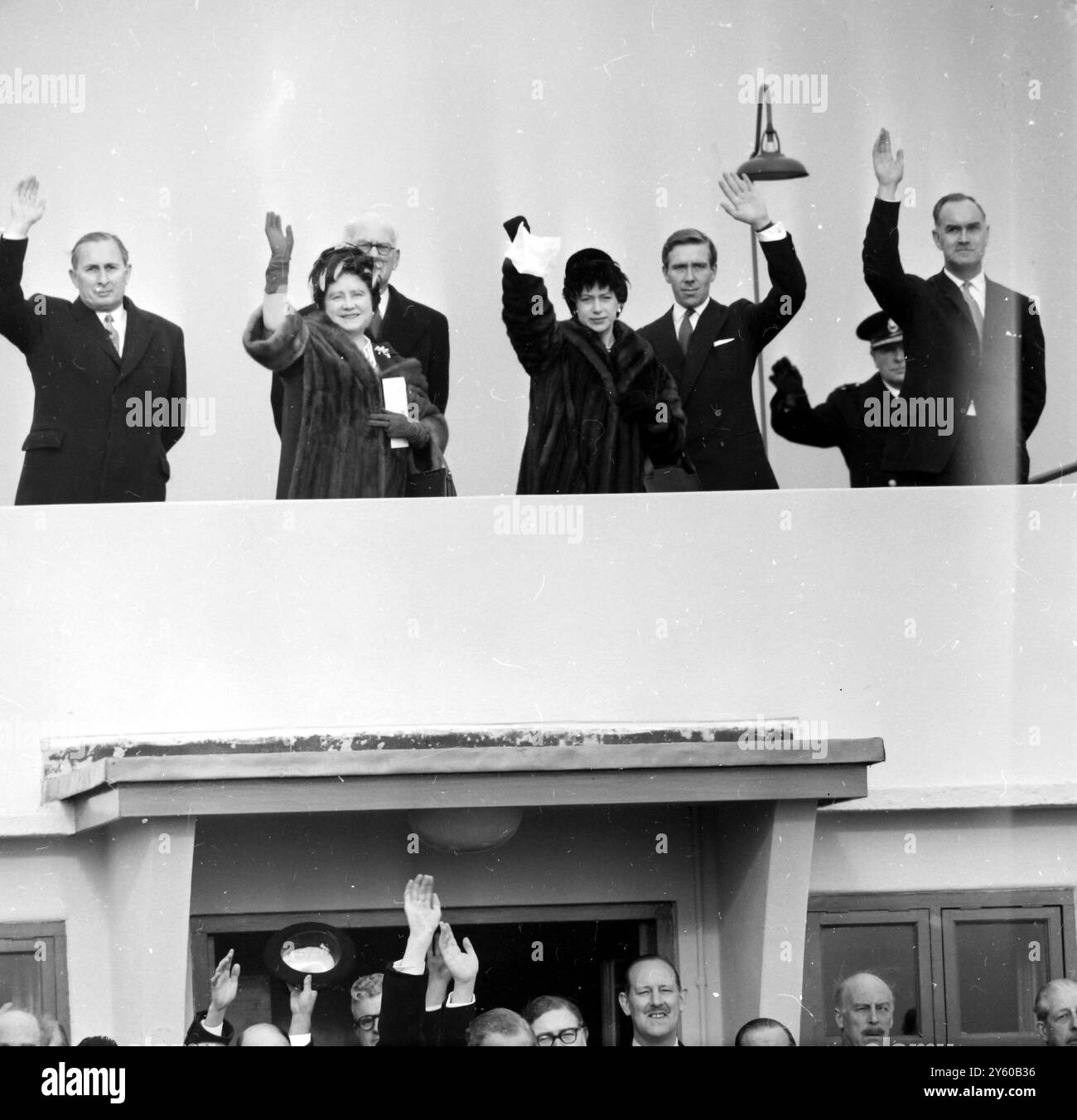QUEEN ELIZABETH, PRINCESS MARGARET WAVE GOODBYE TO QUEEN LONDON 20 ...
