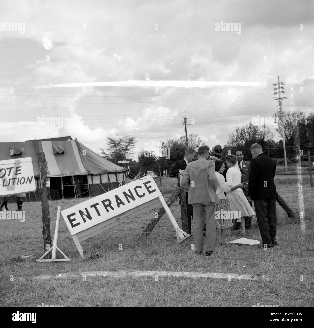 ELECTIONS PEOPLE LINE UP TO VOTE 20 JANUARY 1961 Stock Photo - Alamy