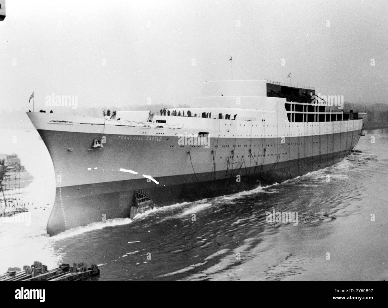 SHIPS TRANSVAAL CASTLE LEAVES SLIPWAY 18 JANUARY 1961 Stock Photo - Alamy